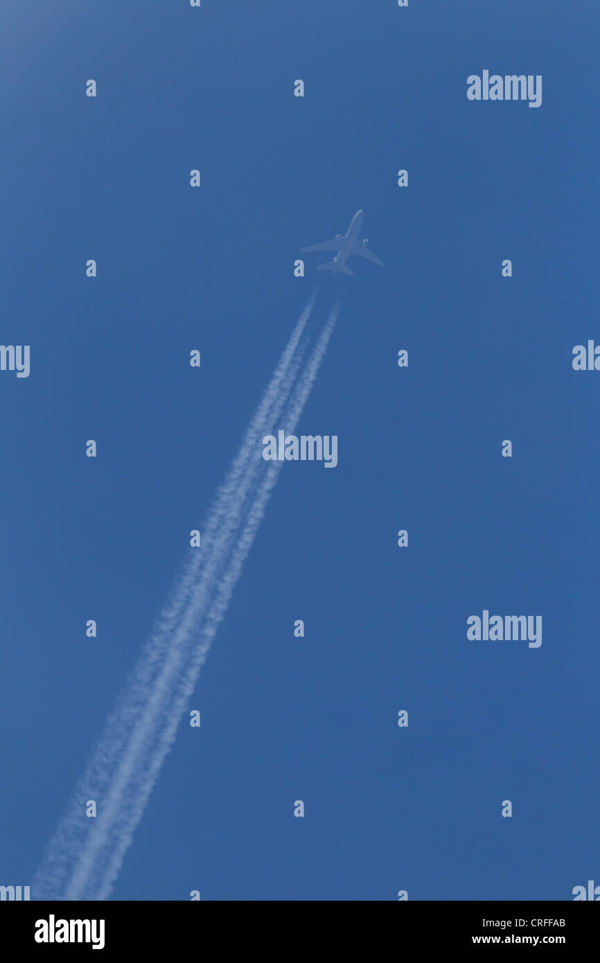 Plane flying overhead Stock Photo - Alamy