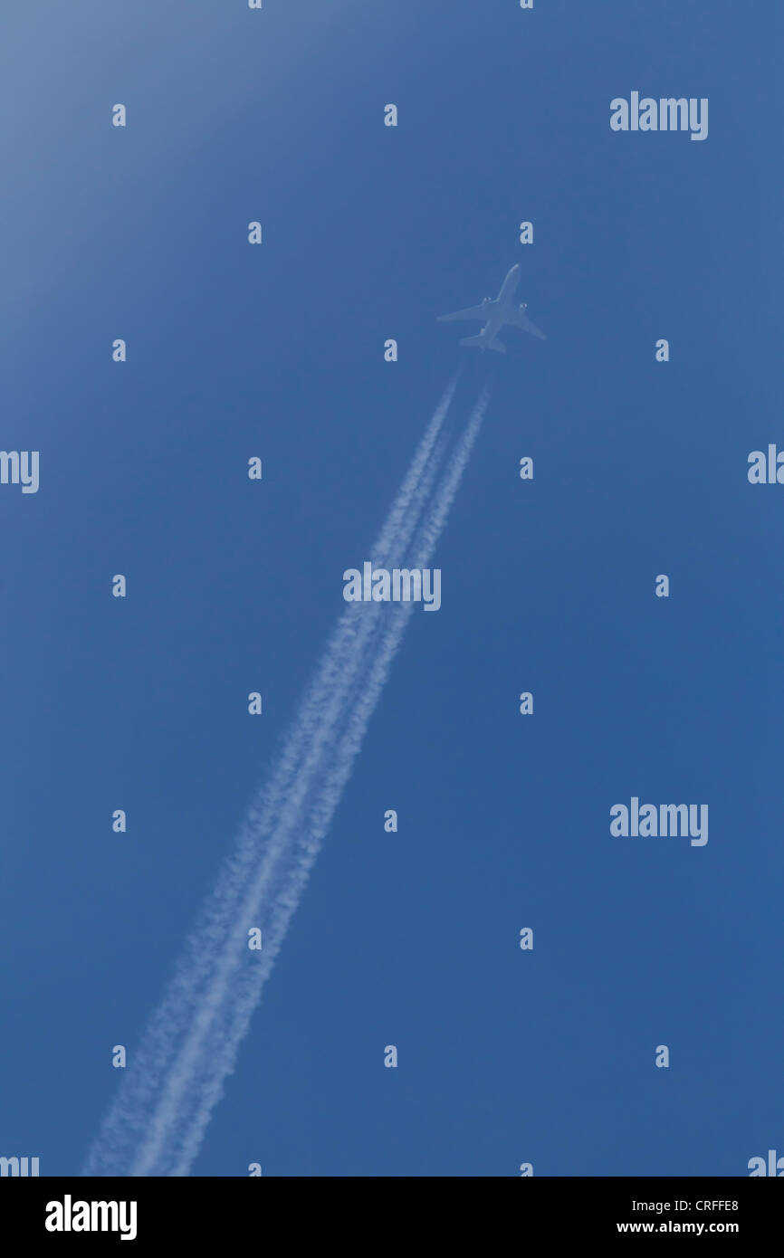 Overhead plane hi-res stock photography and images - Alamy