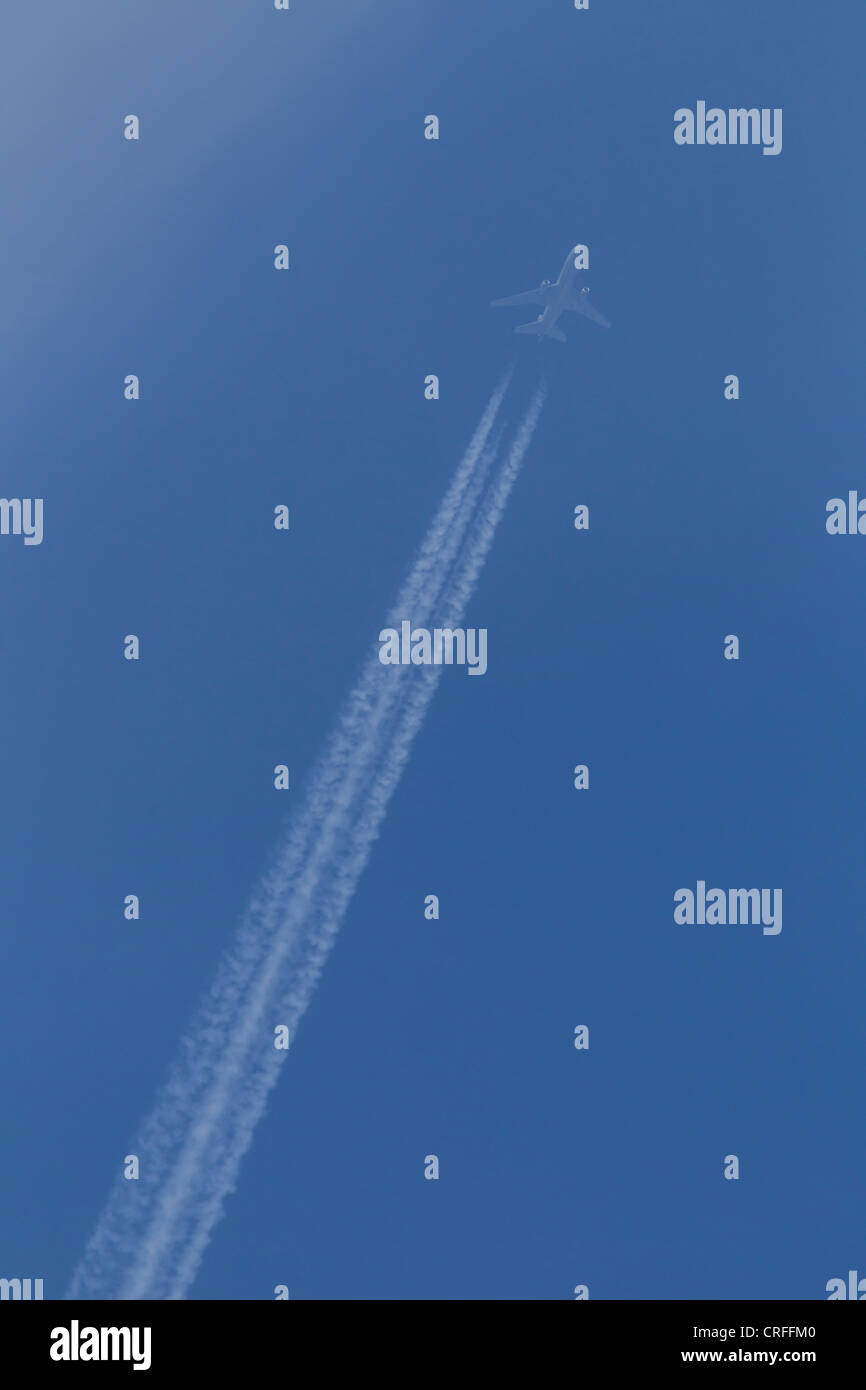 Overhead plane hi-res stock photography and images - Alamy