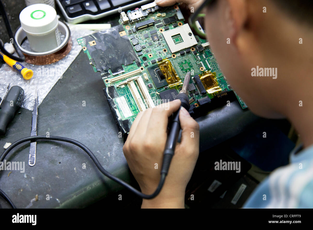 Fixing components inside e-plaza digital square shopping mall ...