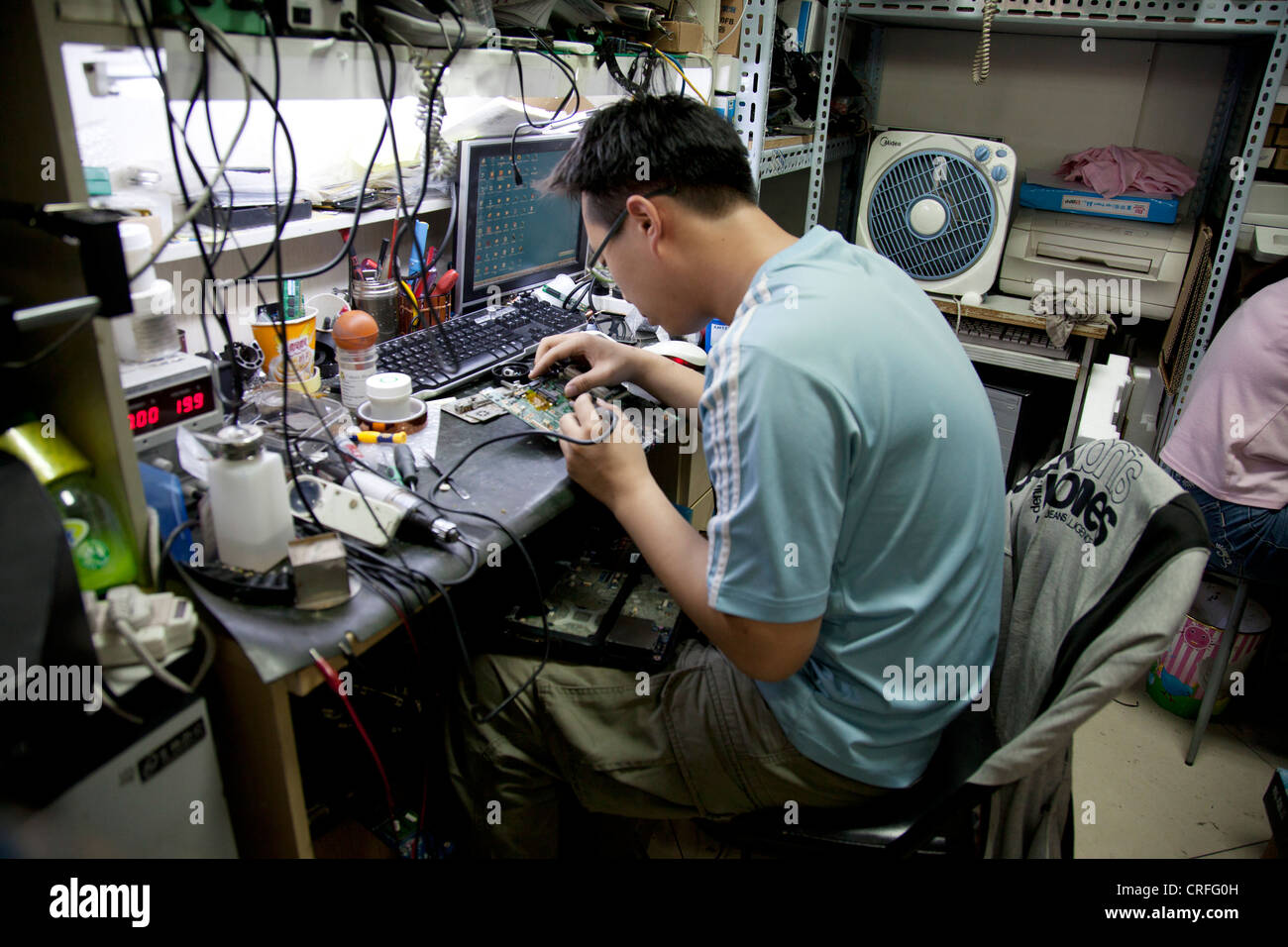 Fixing components inside e-plaza digital square shopping mall ...