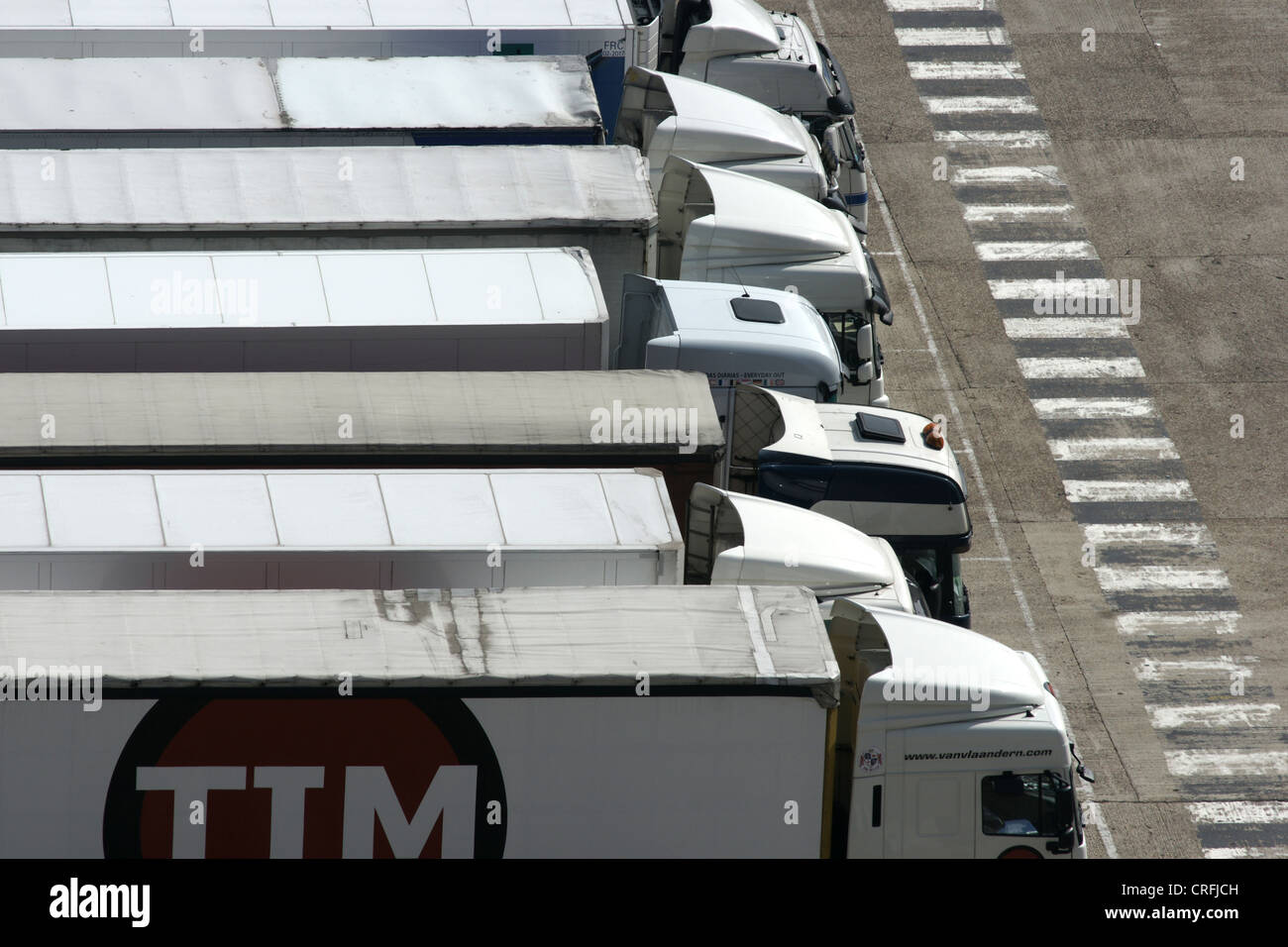 Lorries hi-res stock photography and images - Alamy