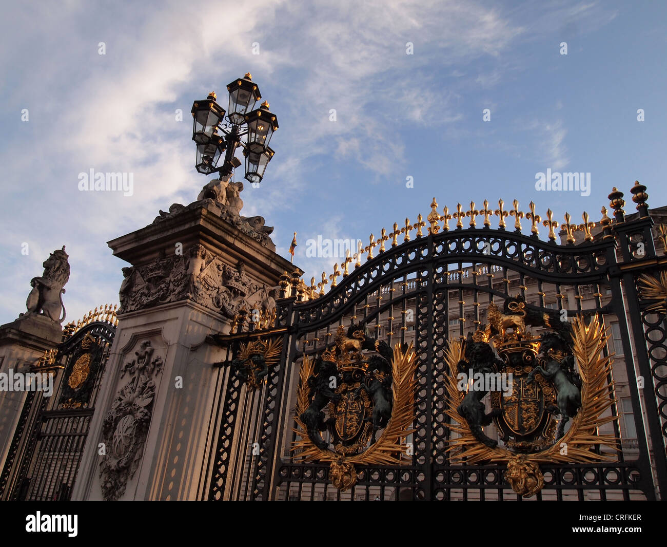 Grand entrance buckingham palace hi-res stock photography and images ...