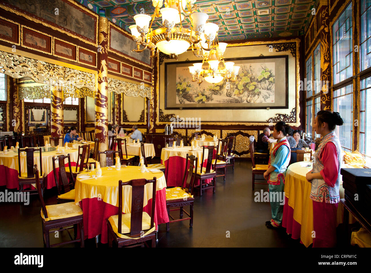 China banquet restaurant waitress hi-res stock photography and images ...