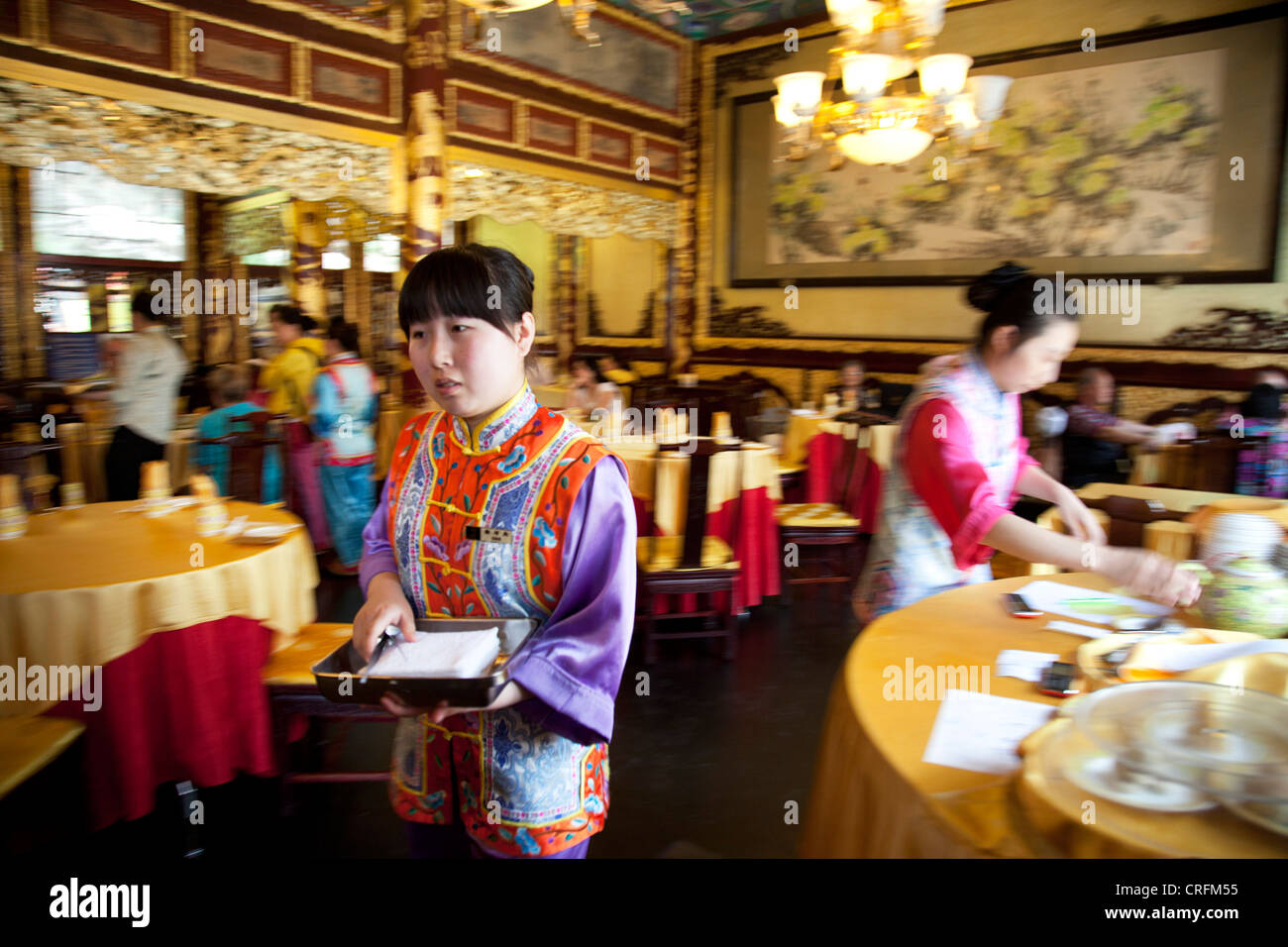 China banquet restaurant waitress hi-res stock photography and images ...