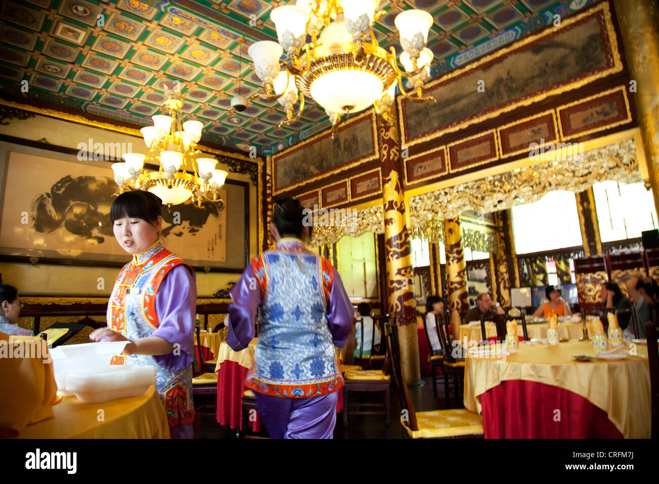 China banquet restaurant waitress hi-res stock photography and images ...