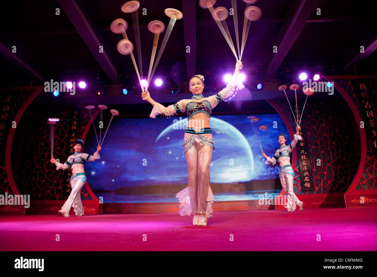 Plate spinning hi-res stock photography and images - Alamy