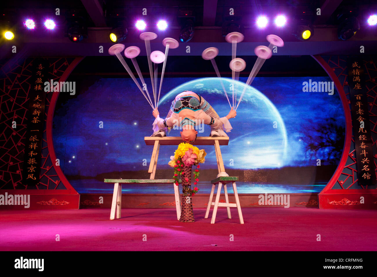 Plate spinning chinese hi-res stock photography and images - Alamy