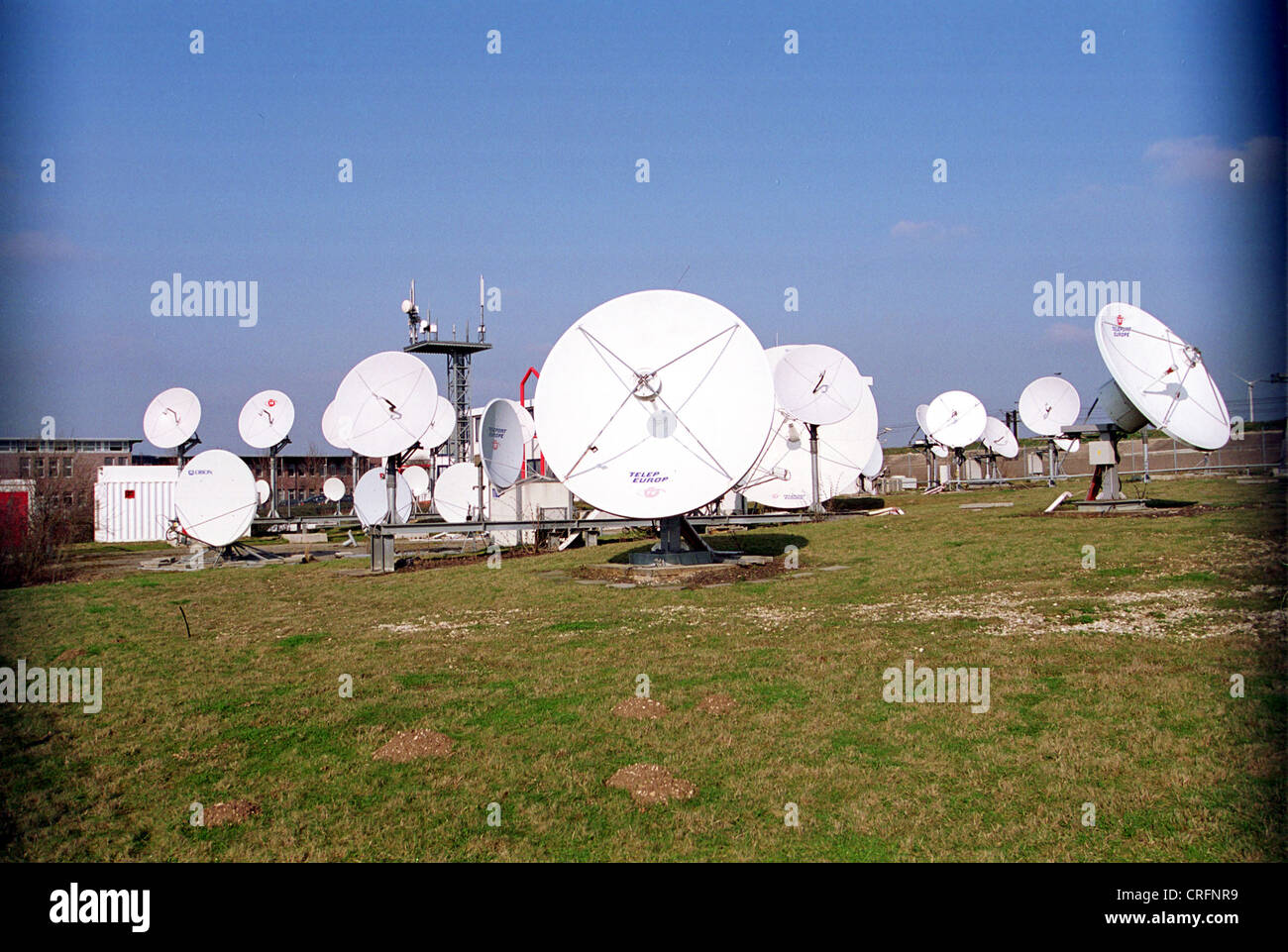 Satellite mobile hi-res stock photography and images - Alamy