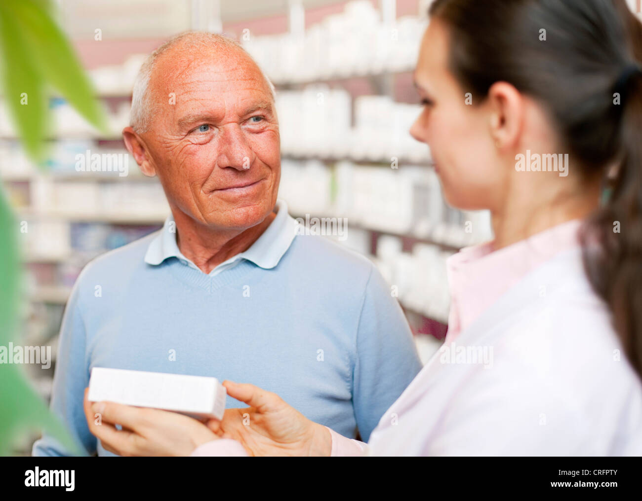 Pharmacist talking to patient in store Stock Photo - Alamy