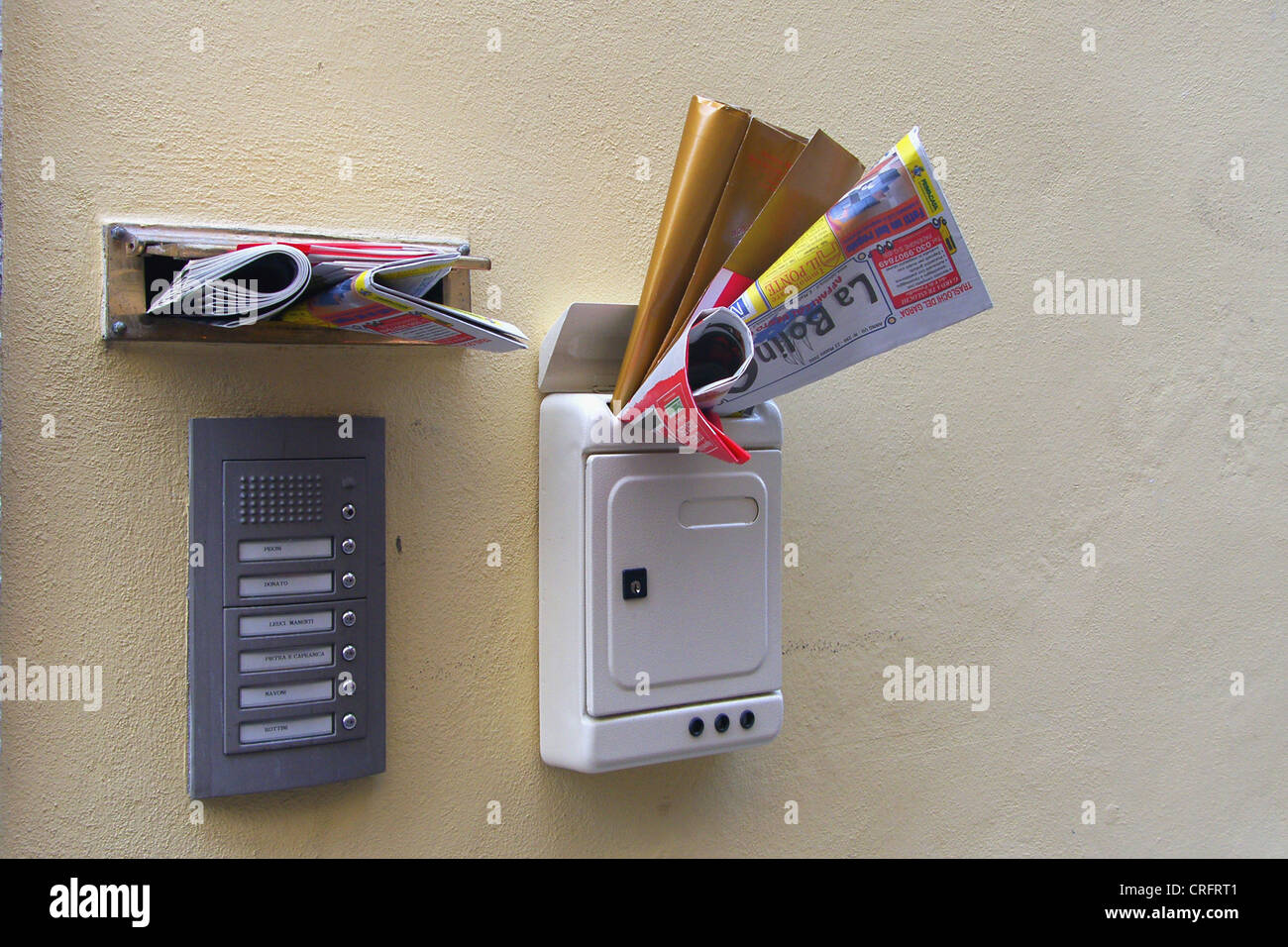 Overcrowded house hi-res stock photography and images - Alamy