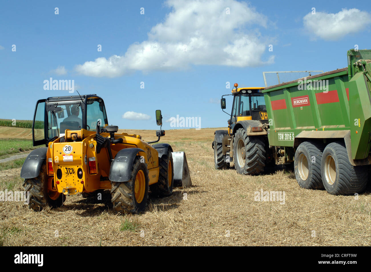 Loading tractors hi-res stock photography and images - Alamy
