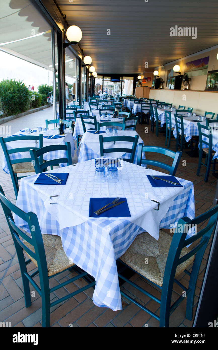 Empty restaurant tables white hi-res stock photography and images - Alamy