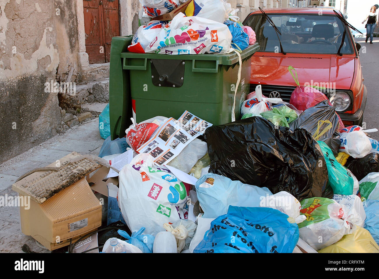 pile of rubbish in the street, overcrowded rubbish bin Stock Photo - Alamy