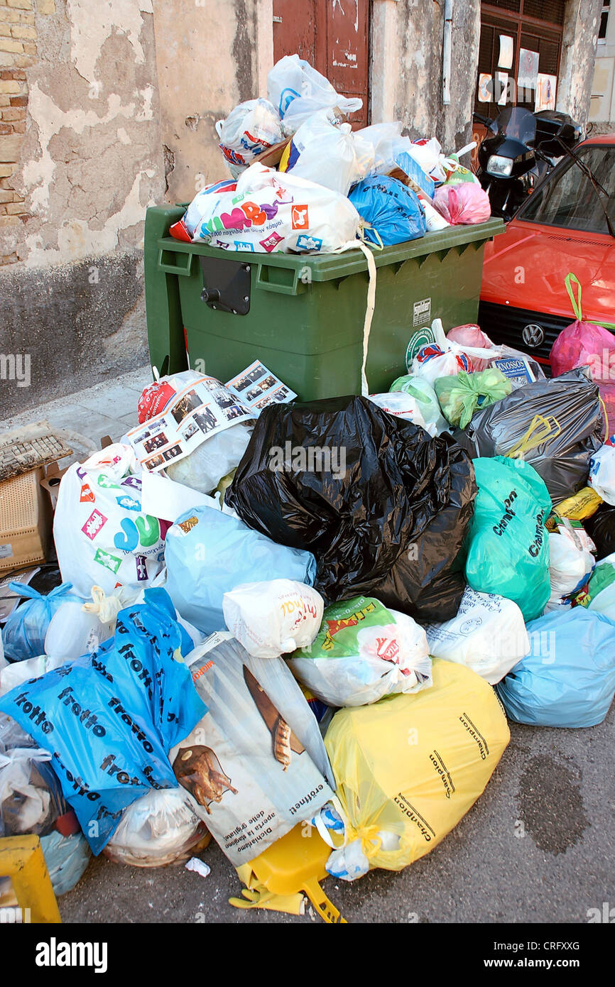 pile of rubbish in the street, overcrowded rubbish bin Stock Photo - Alamy
