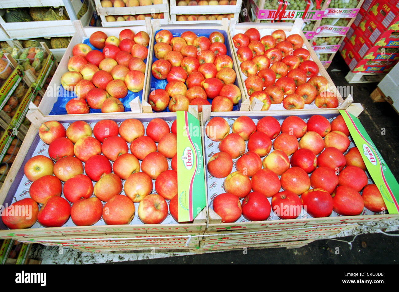 Box of apples Stock Photo - Alamy