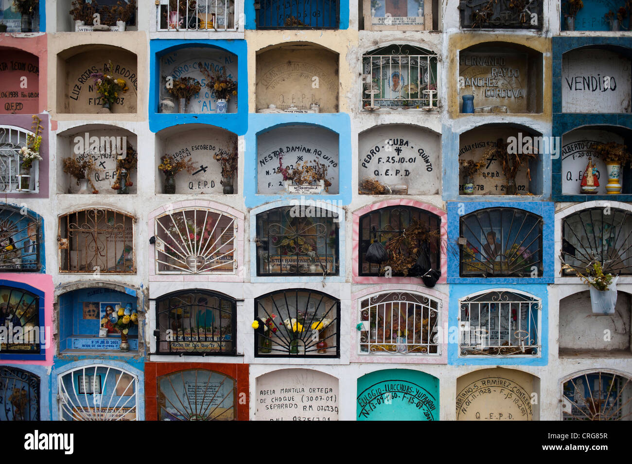 Tombs in the Nueva Esperanza cemetery in Lima, Peru Stock Photo - Alamy