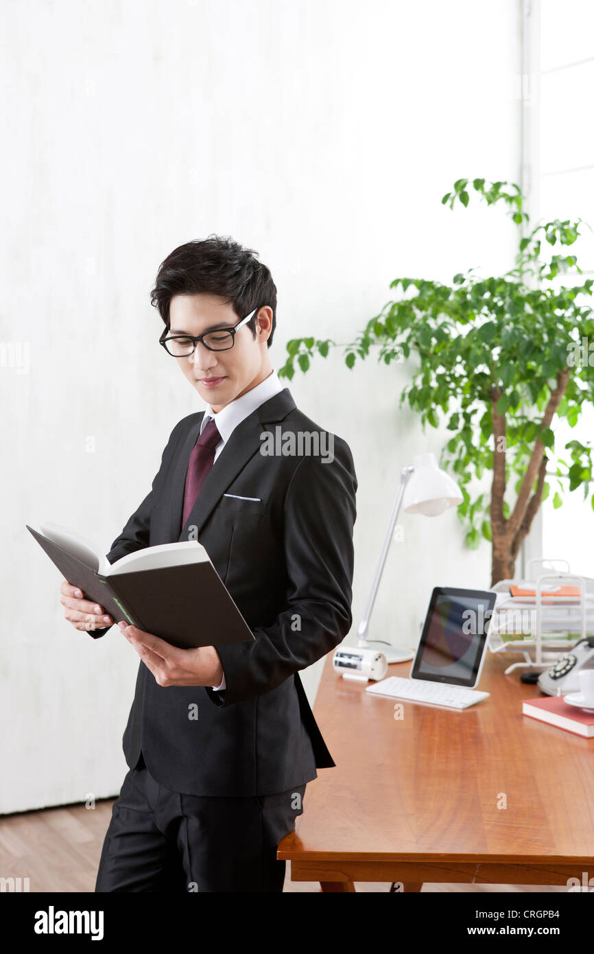 Businessman reading book korean hi-res stock photography and images - Alamy