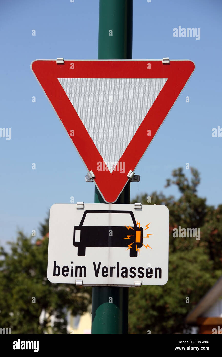 Give way and roundabout sign hi-res stock photography and images - Alamy