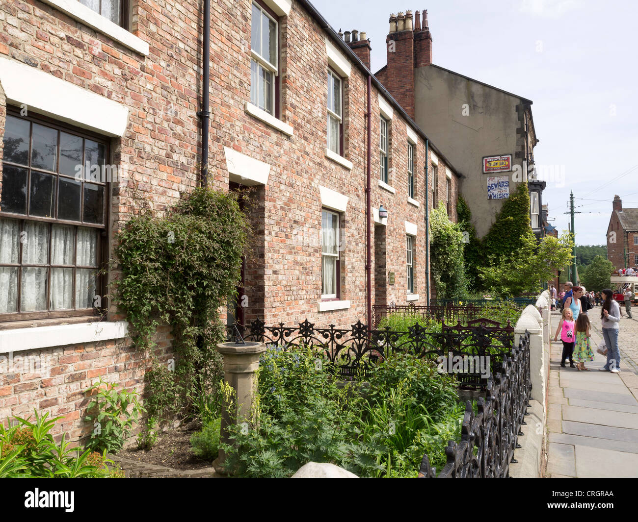 Row of terraced houses hi-res stock photography and images - Alamy