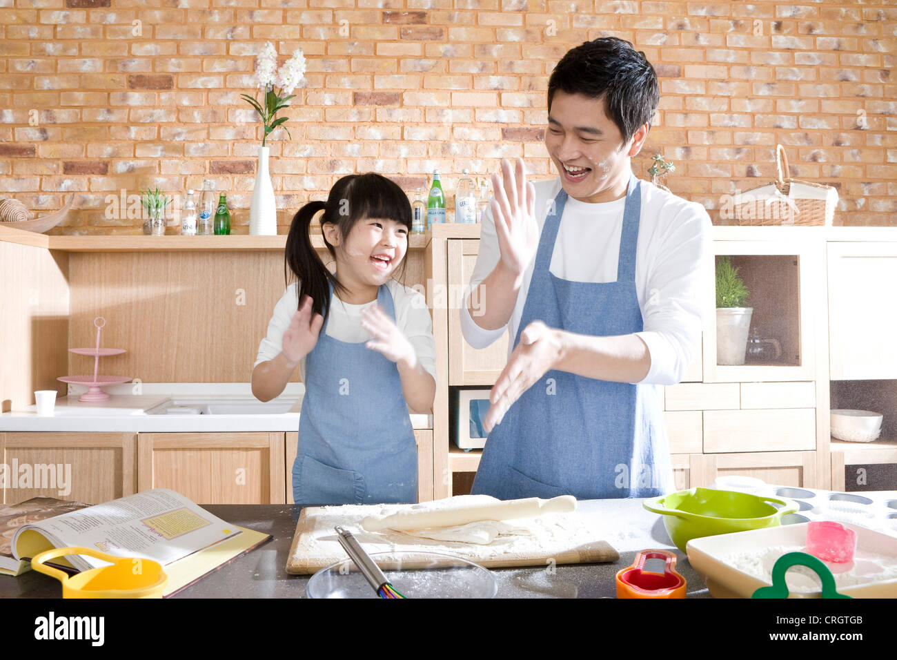 Father and daughter cooking in the kitchen Stock Photo - Alamy