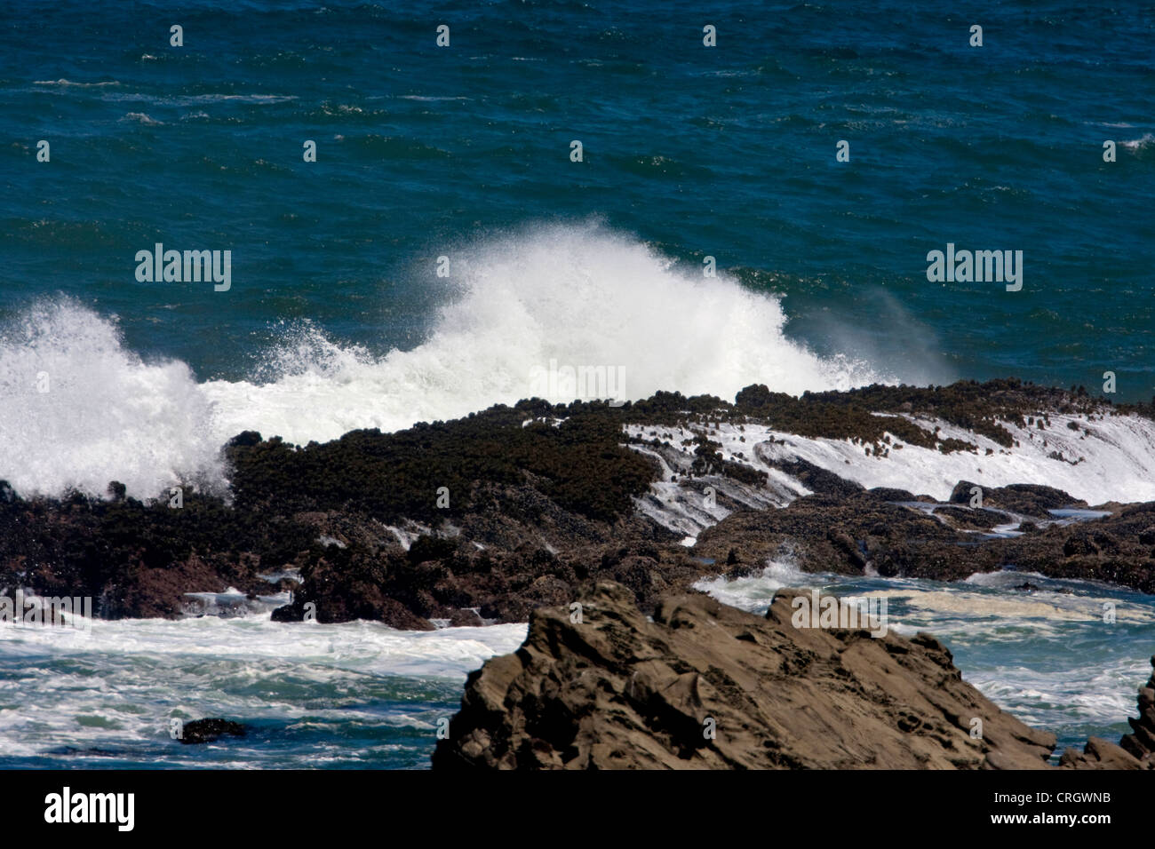 Ocean waves hitting rocks hi-res stock photography and images - Alamy
