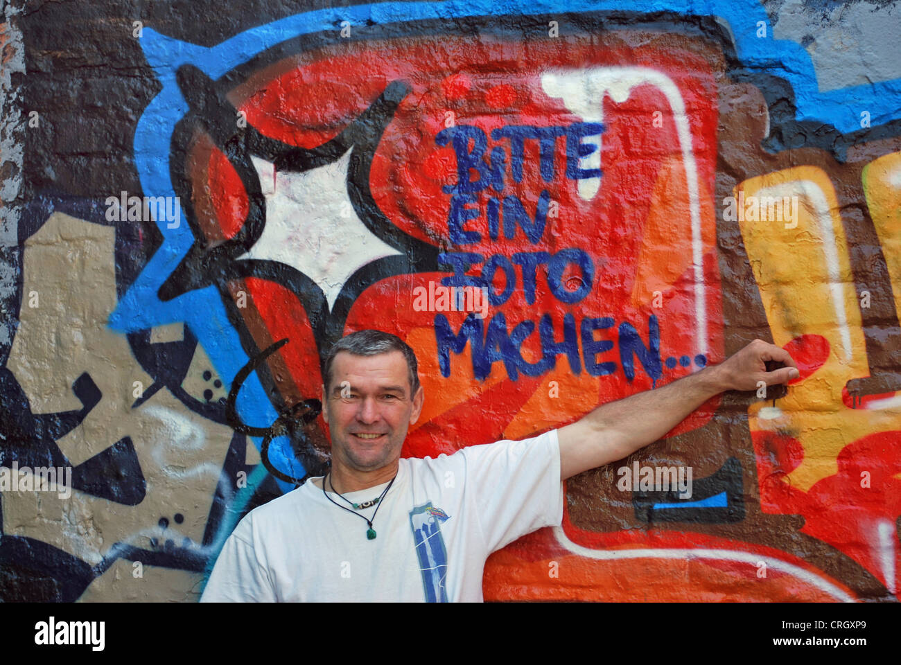 Posing in front of paintings hi-res stock photography and images - Alamy