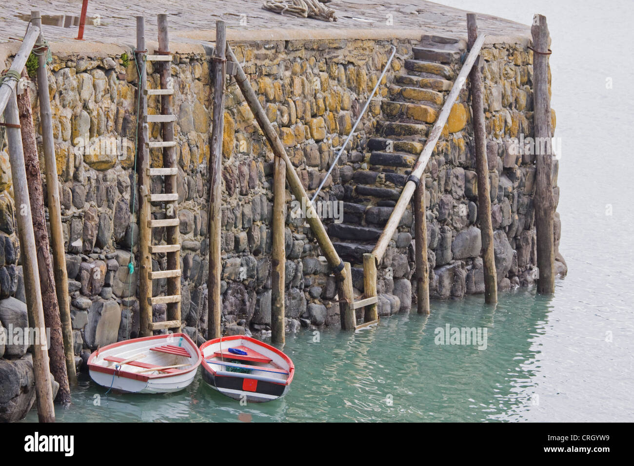 Dinghies moored in the ancient harbour in Clovelly Stock Photo - Alamy