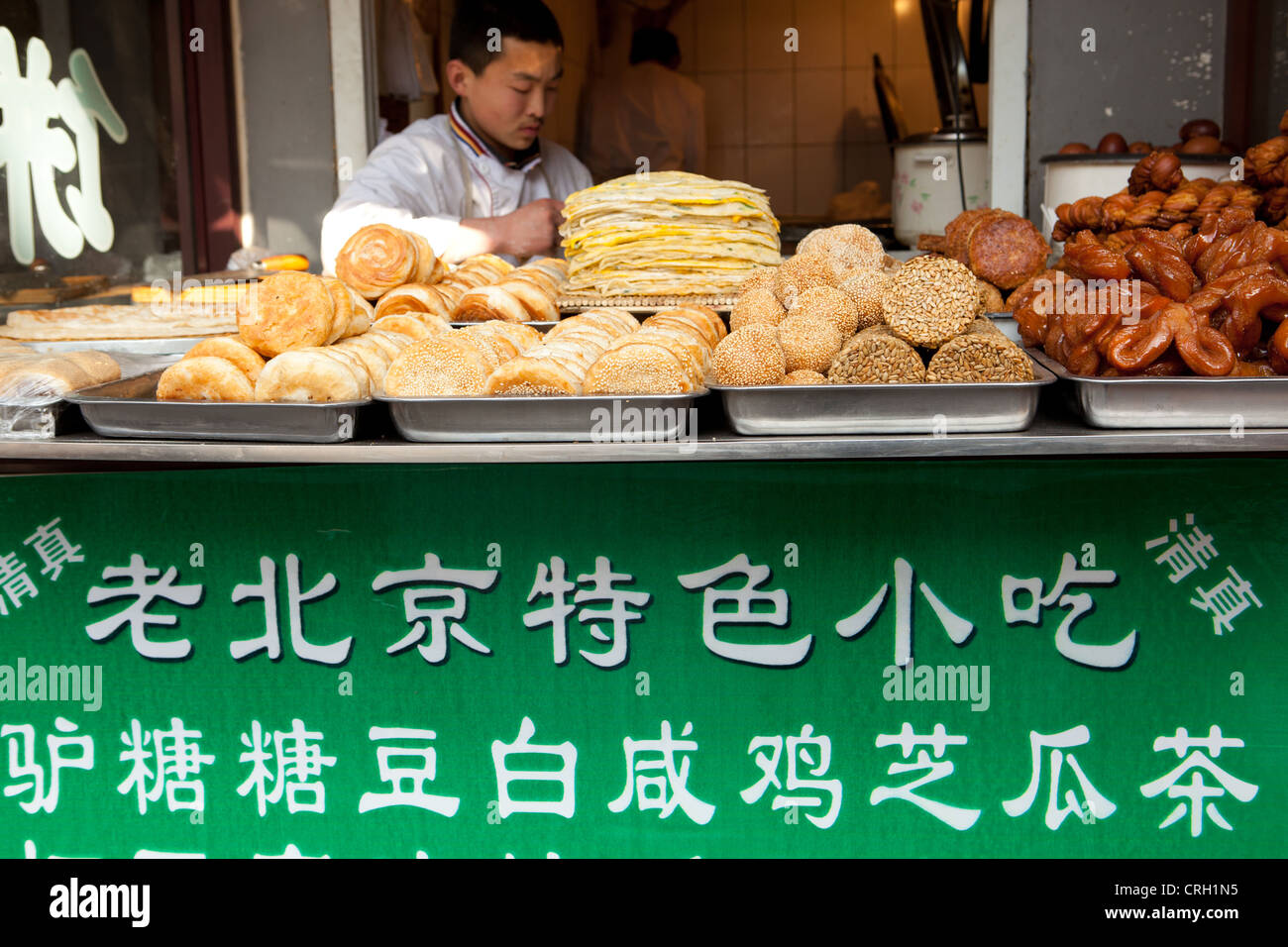 Man selling Chinese food at market stall Stock Photo - Alamy