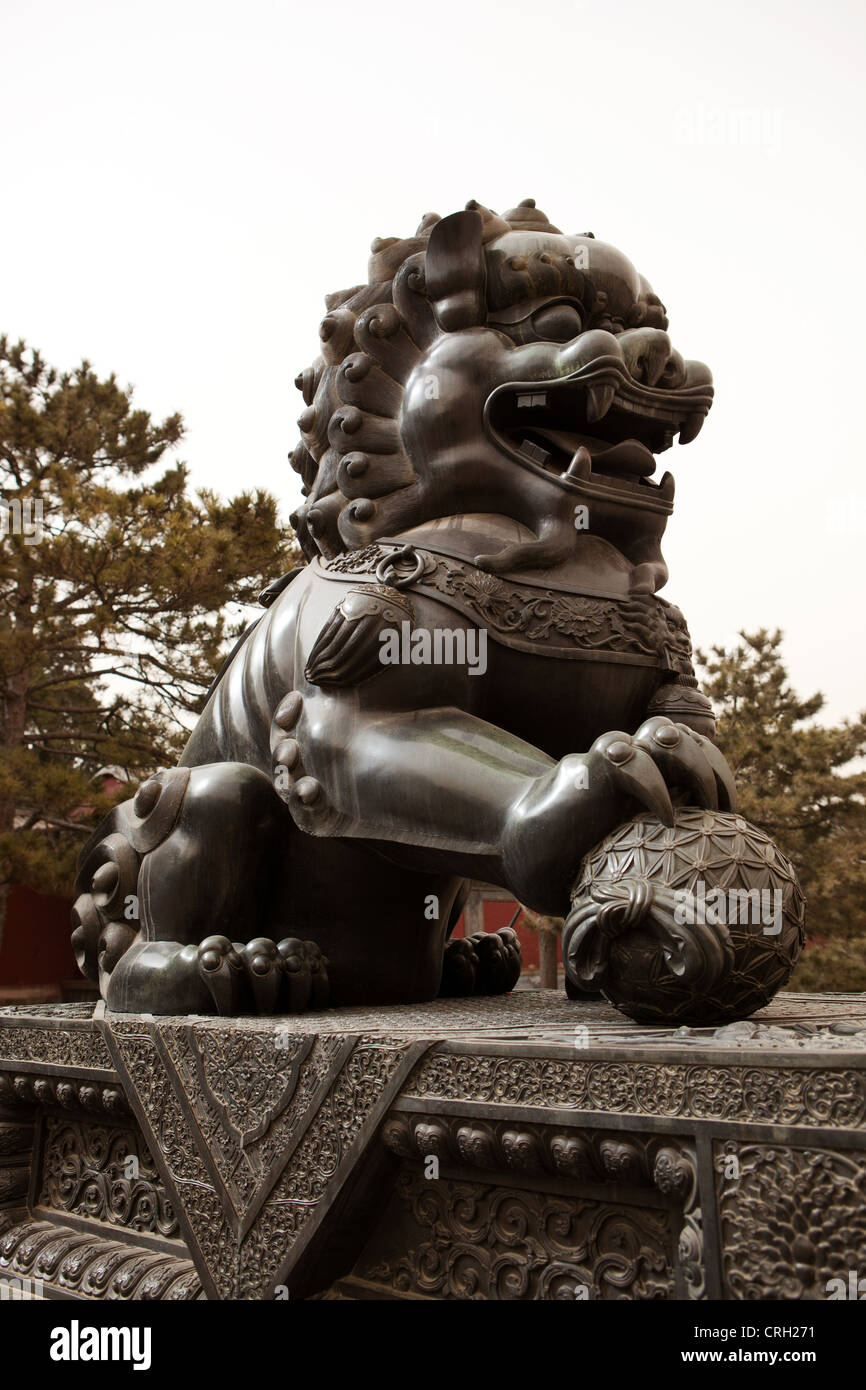 China summer palace guardian lion hi-res stock photography and images ...