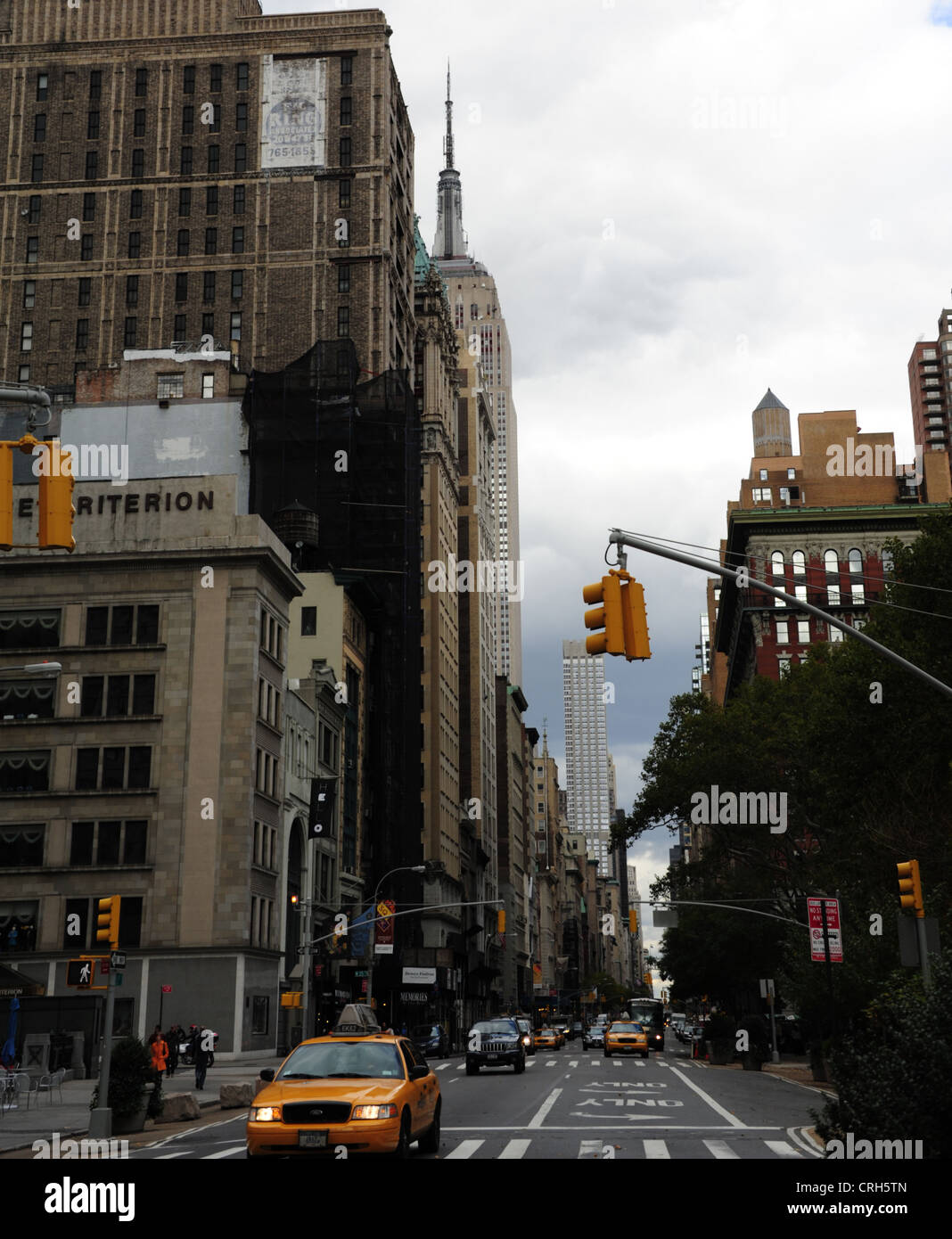 1 traffic light suspended overhanging 5th avenue centre foreground hi-res stock photography and ...