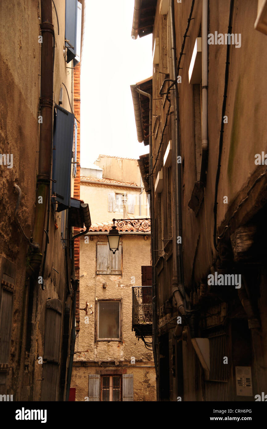 Narrow french streets hi-res stock photography and images - Alamy