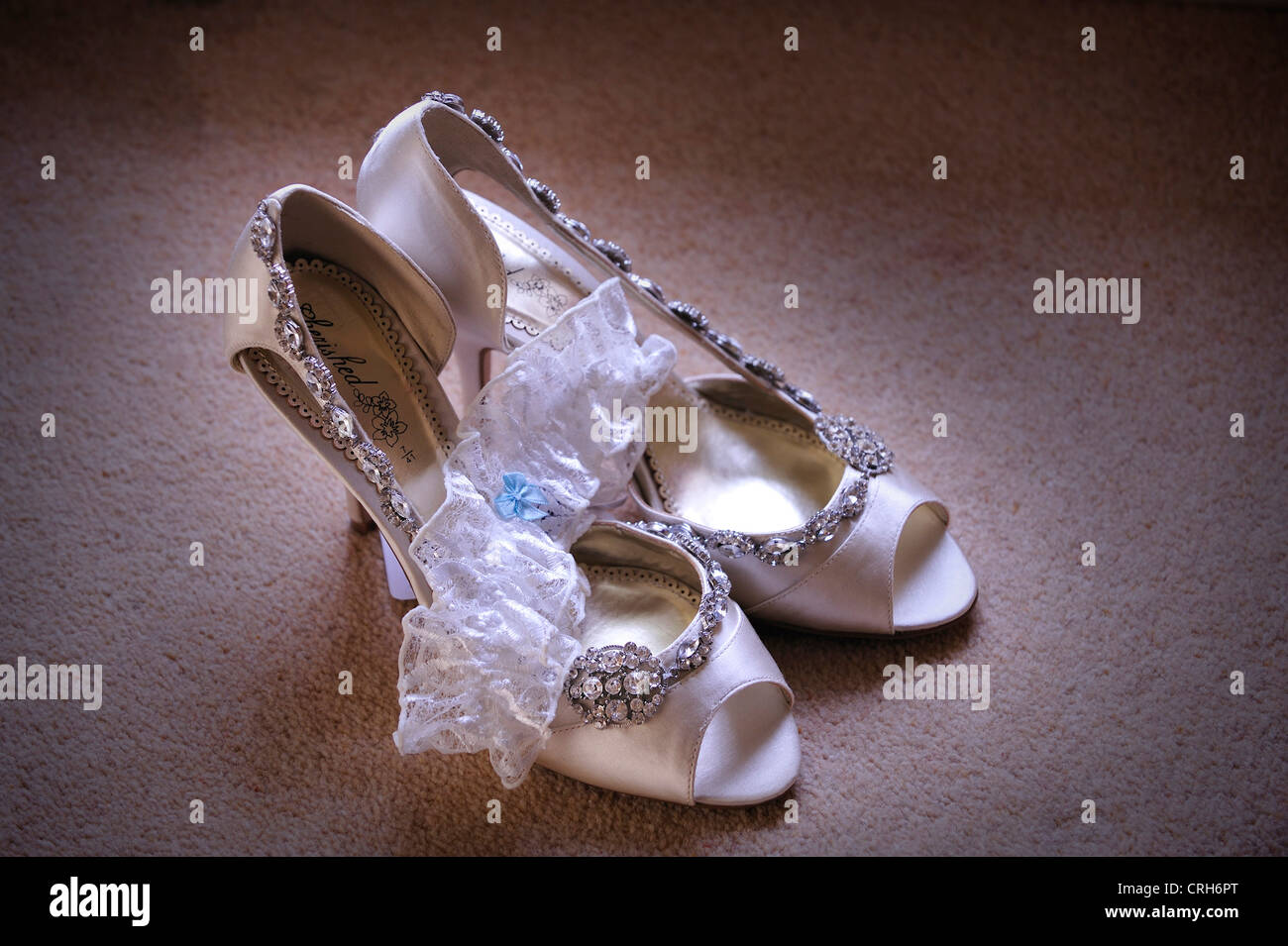 Wedding Shoes and garter Stock Photo - Alamy