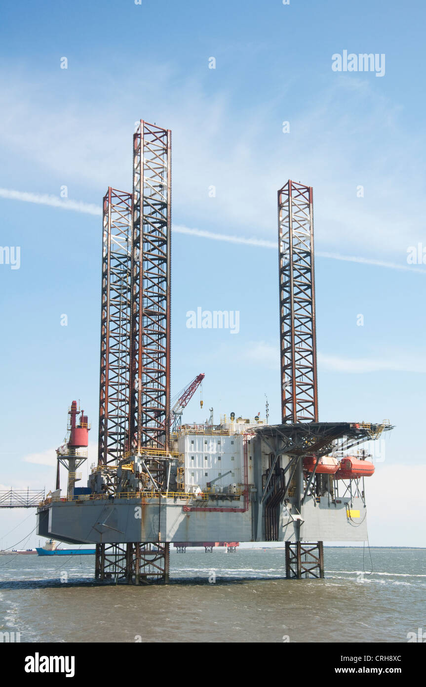 Offshore oil rig maintenance hi-res stock photography and images - Alamy