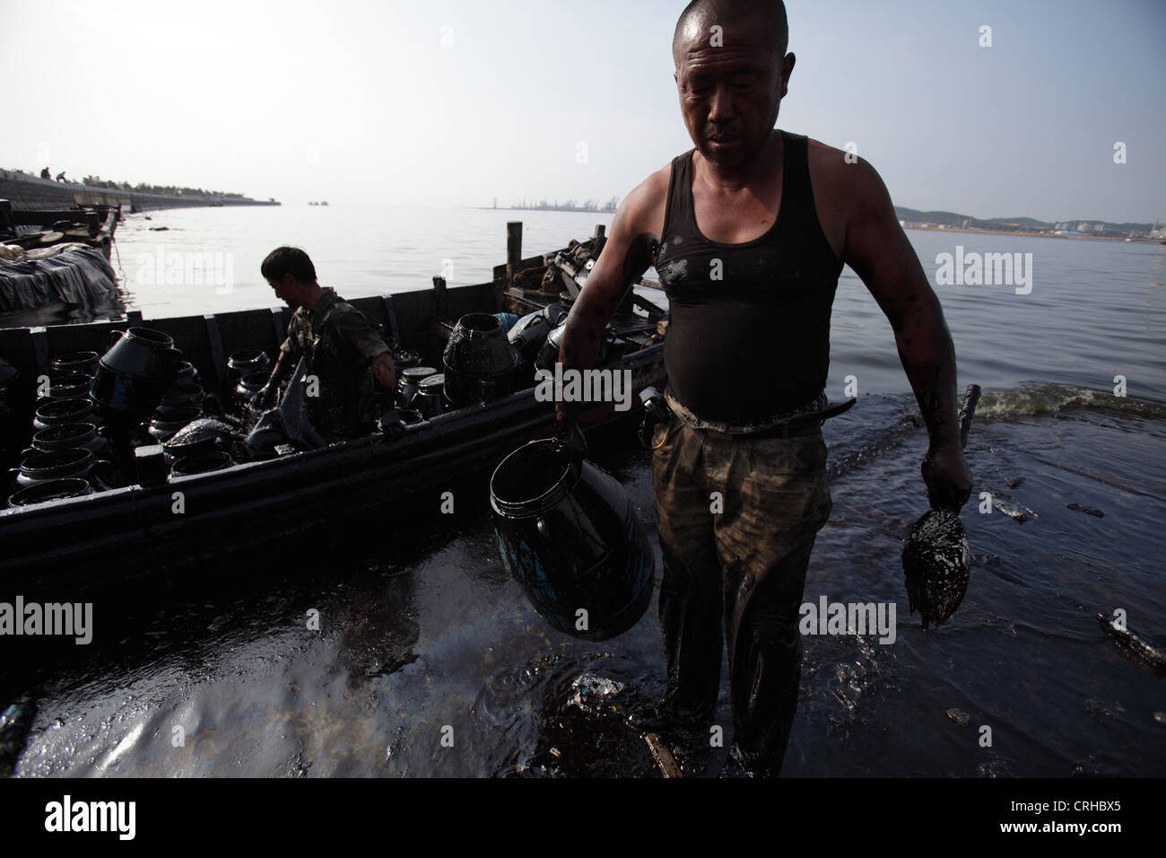 Oil spill disaster hi-res stock photography and images - Alamy