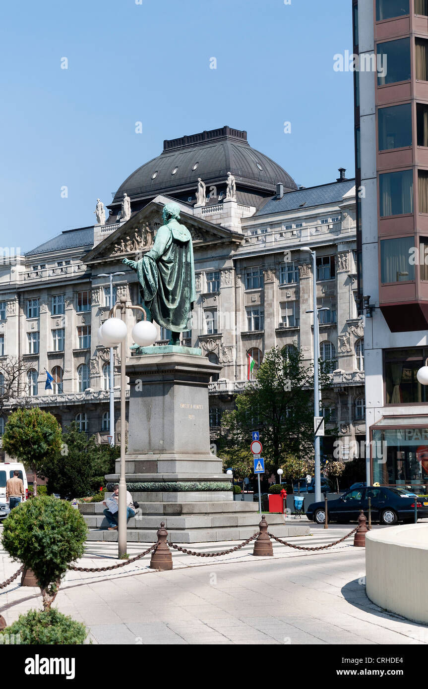 Statue in Roosevelt square in Budapest Hungary Stock Photo - Alamy