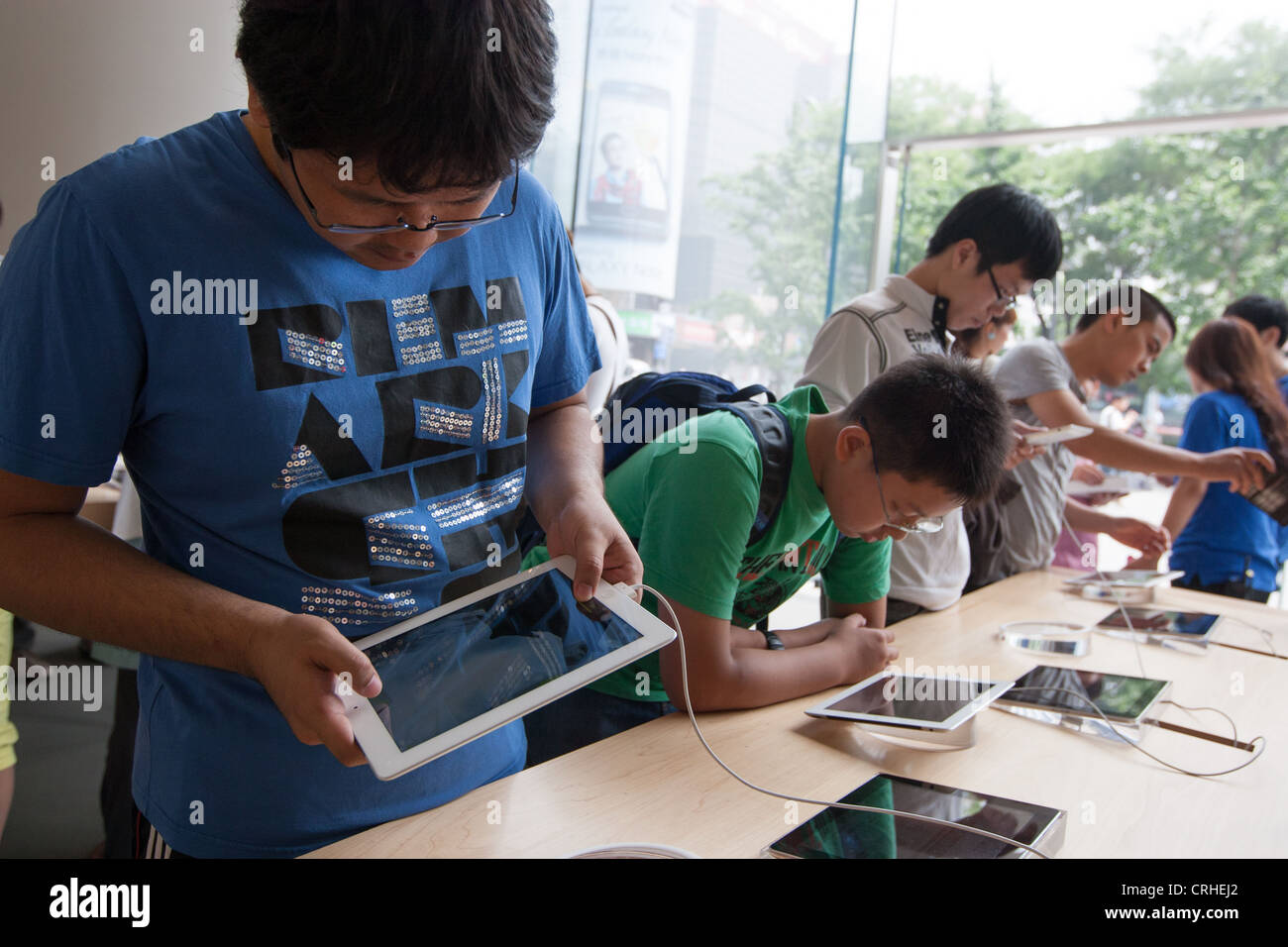 Chinese men using ipad hi-res stock photography and images - Alamy