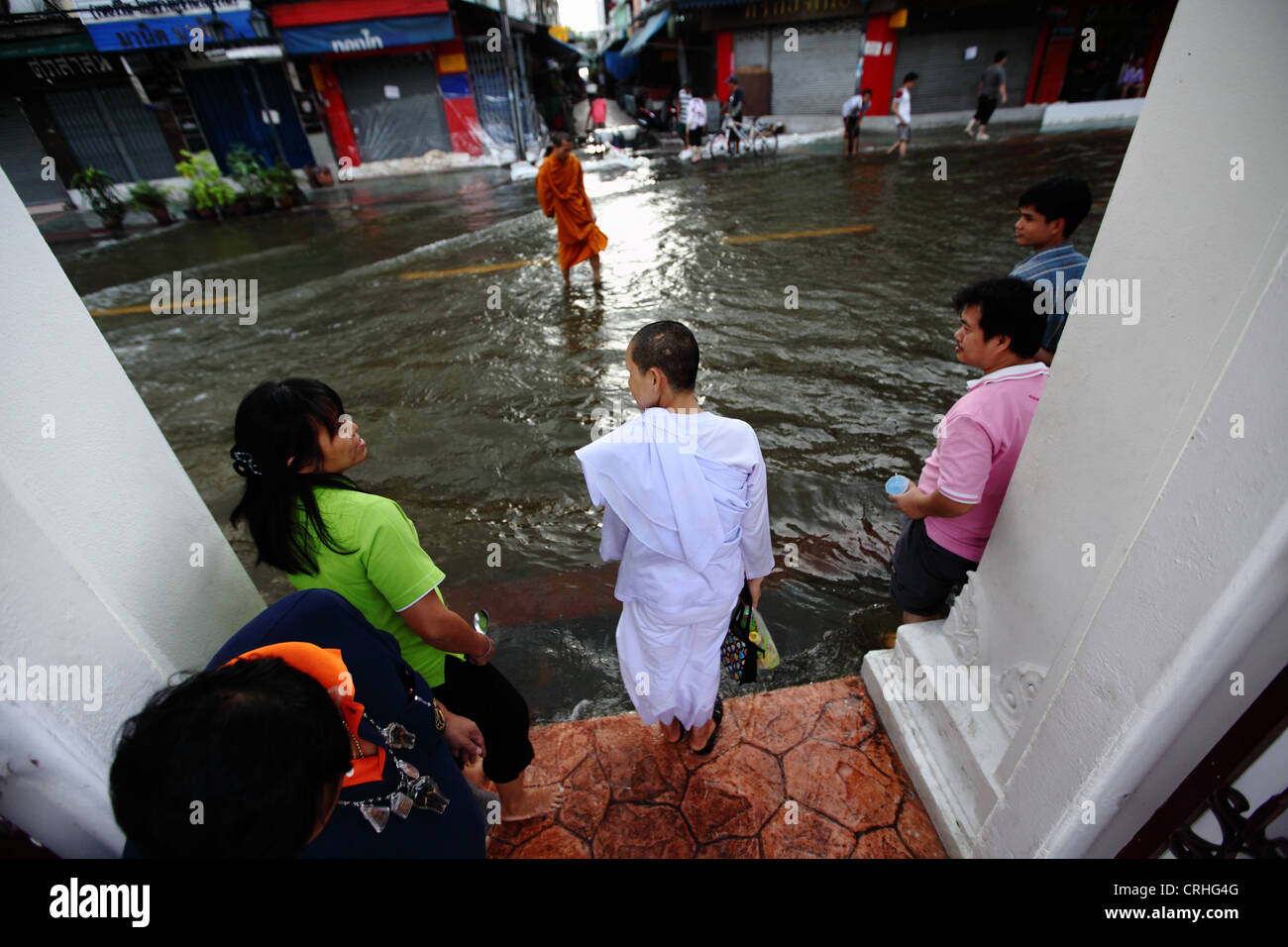 People watch as flood waters surge in inner Bangkok Stock Photo - Alamy