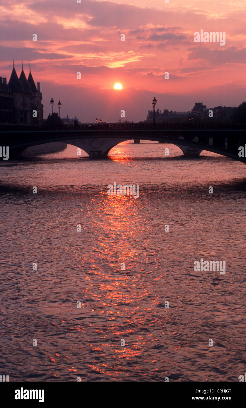 Paris seine s hi-res stock photography and images - Alamy
