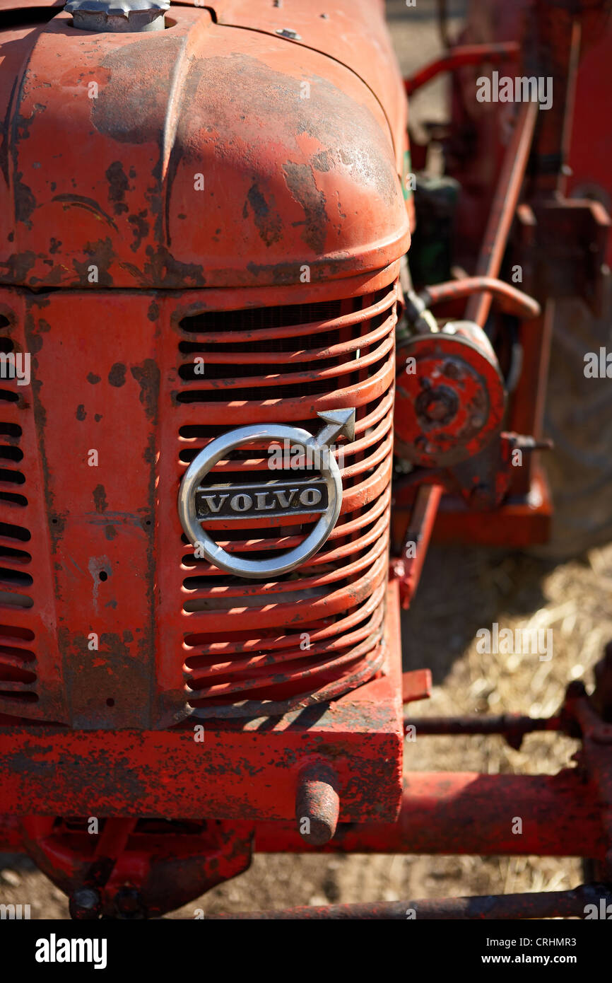 Old red tractor Stock Photo - Alamy