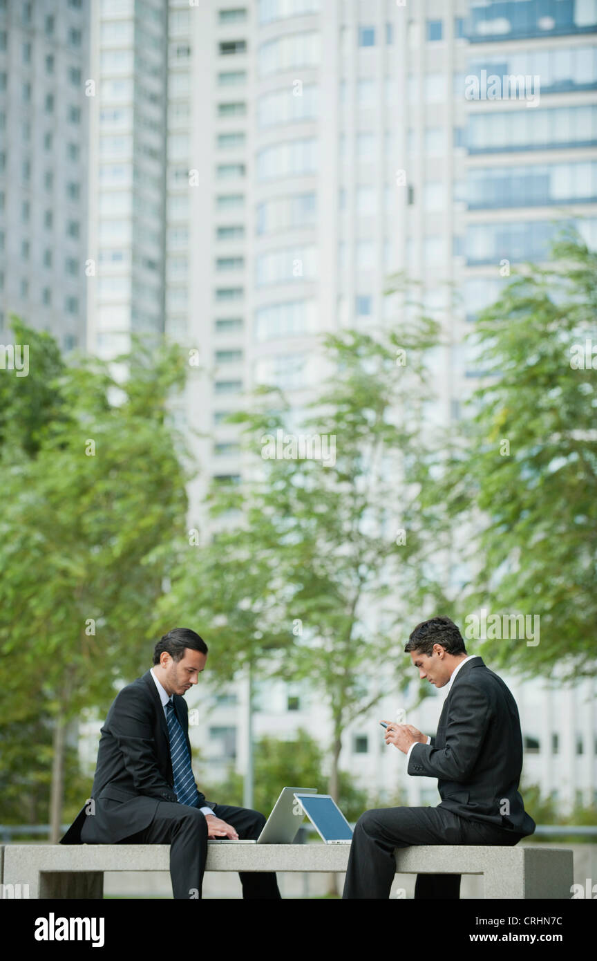 People sit on bench texting hi-res stock photography and images - Alamy