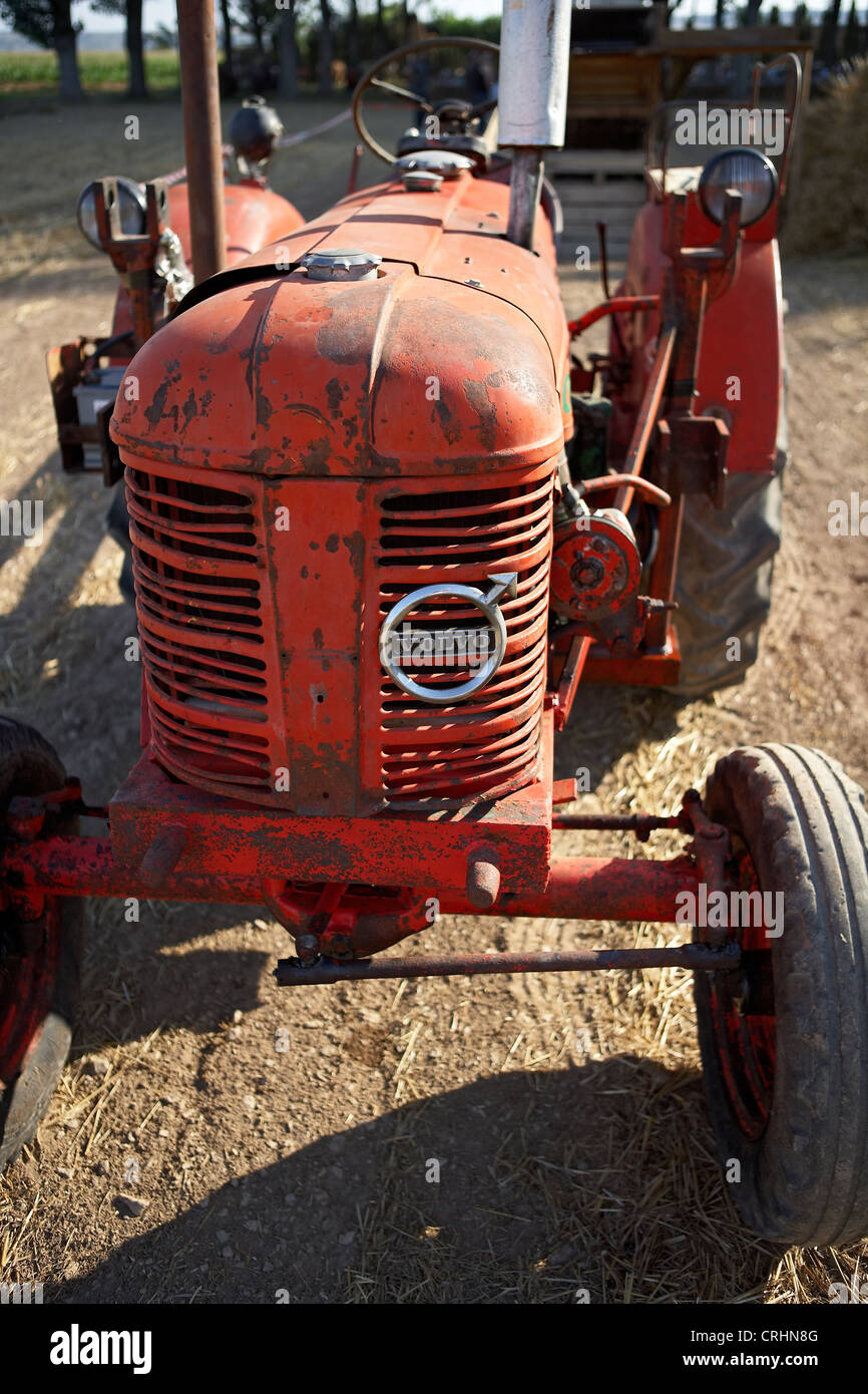 Old red tractor Stock Photo - Alamy