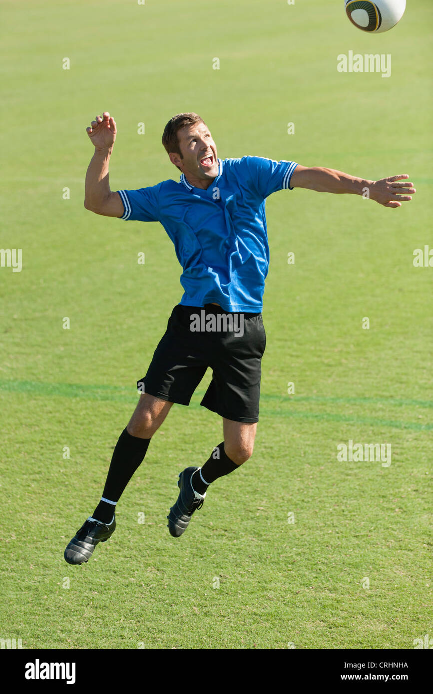 Soccer player jumping head ball hi-res stock photography and images - Alamy