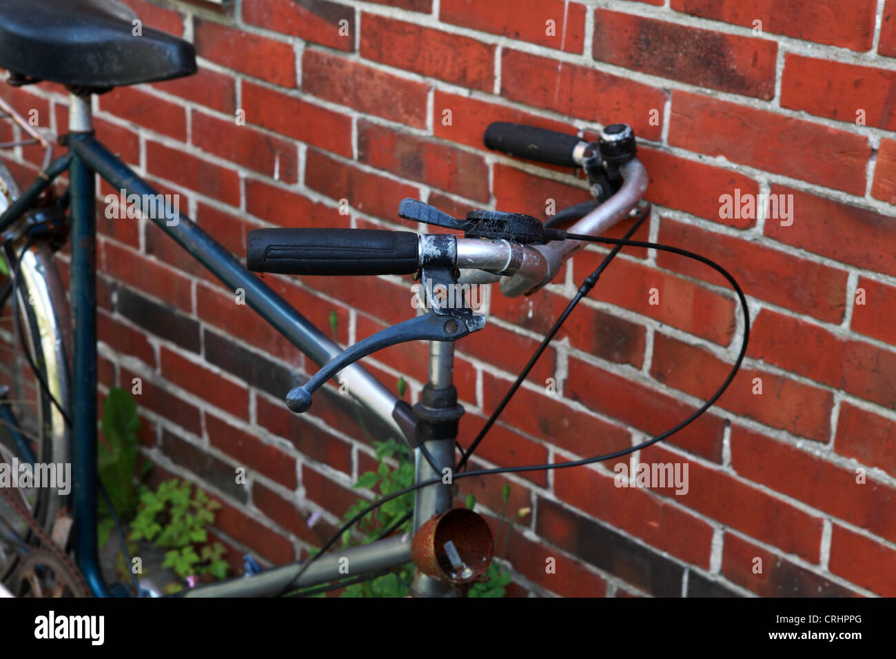 Rusty broken bicycle hi-res stock photography and images - Alamy