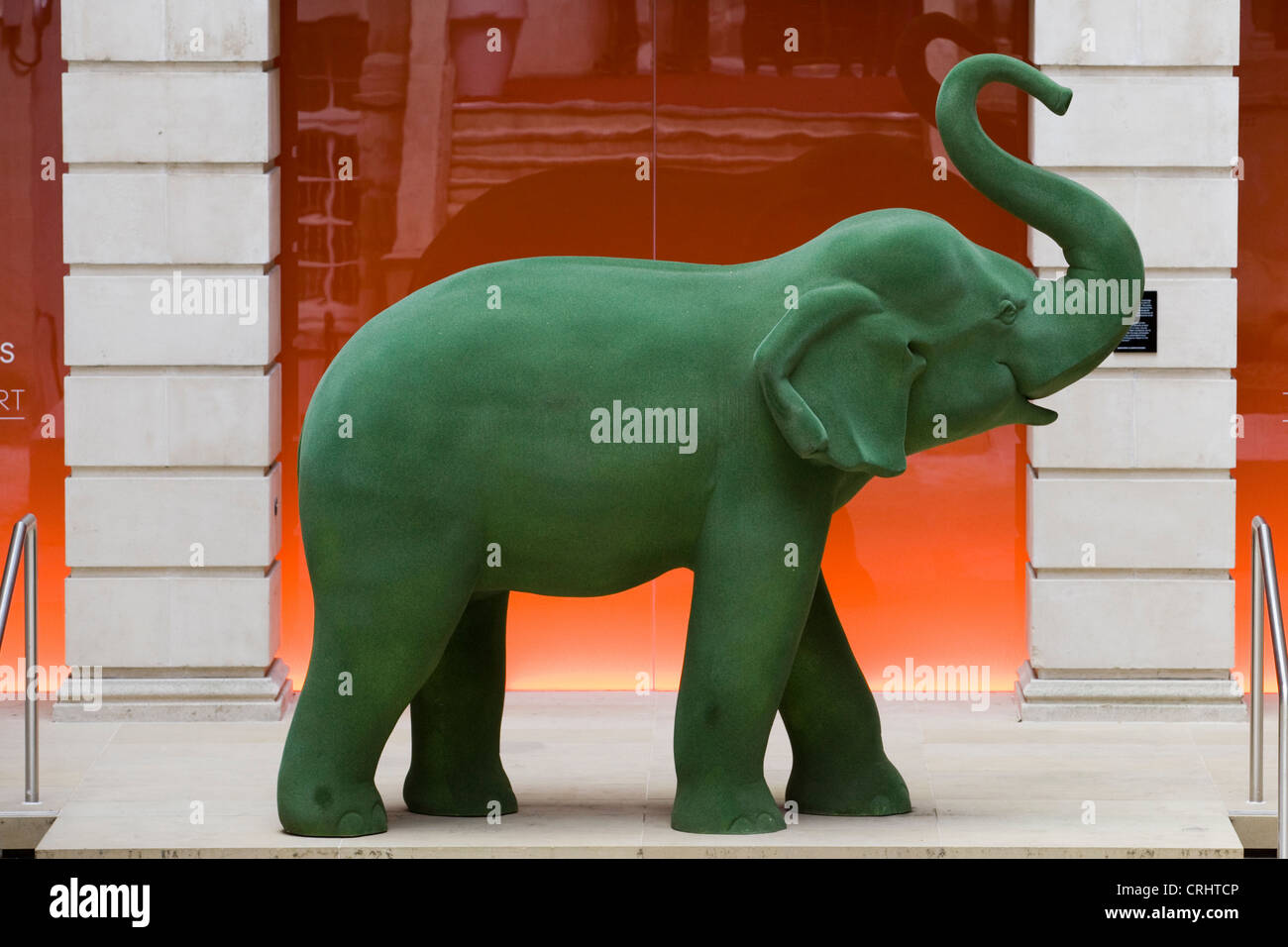Baby elephant statue hi-res stock photography and images - Alamy