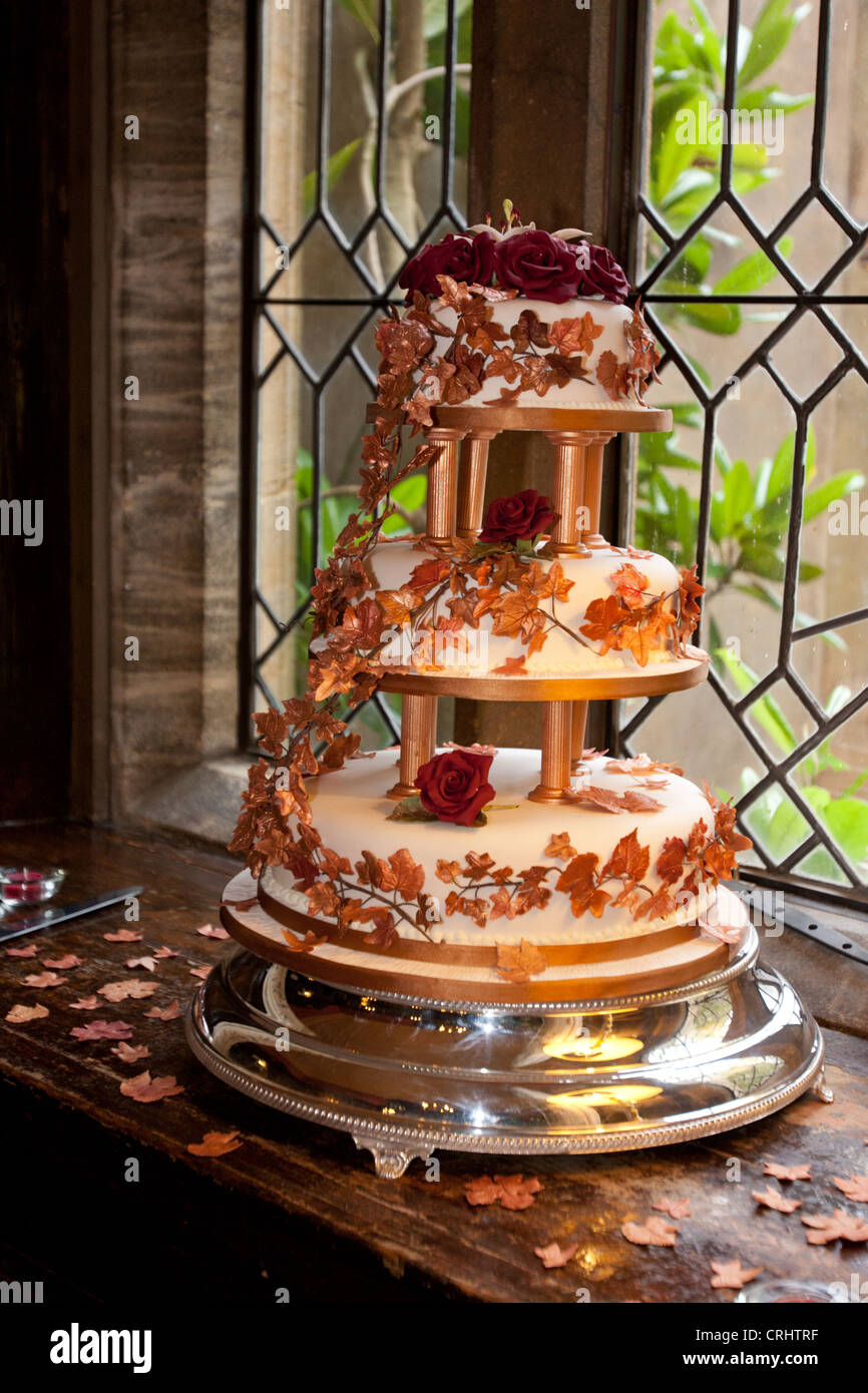 3 tier wedding cake hi-res stock photography and images - Alamy