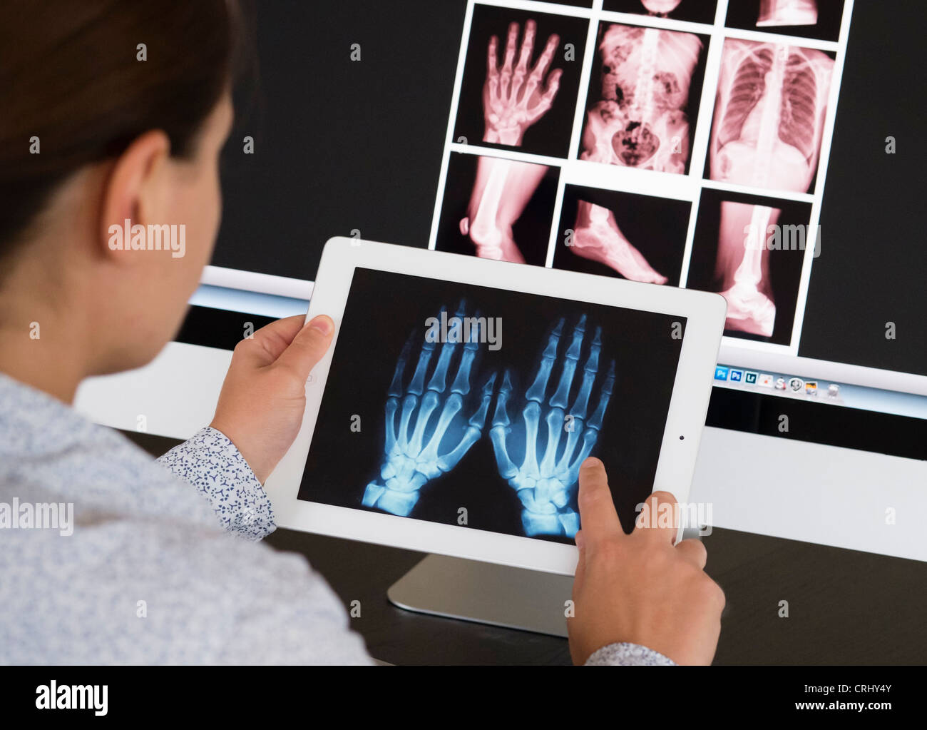 Doctor using iPad app to view xray images of patient Stock Photo - Alamy