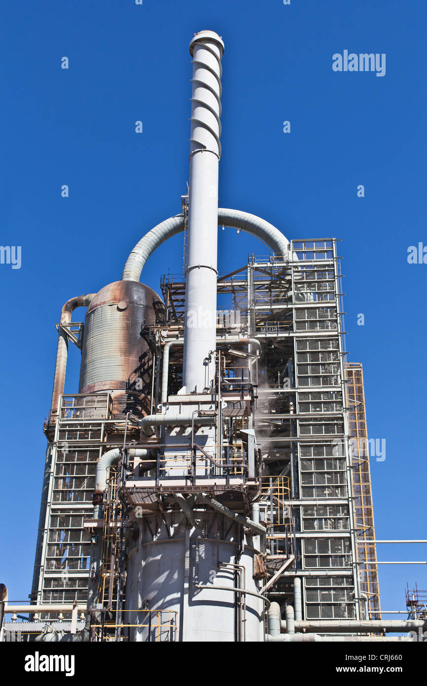 Structure at oil refinery Stock Photo - Alamy