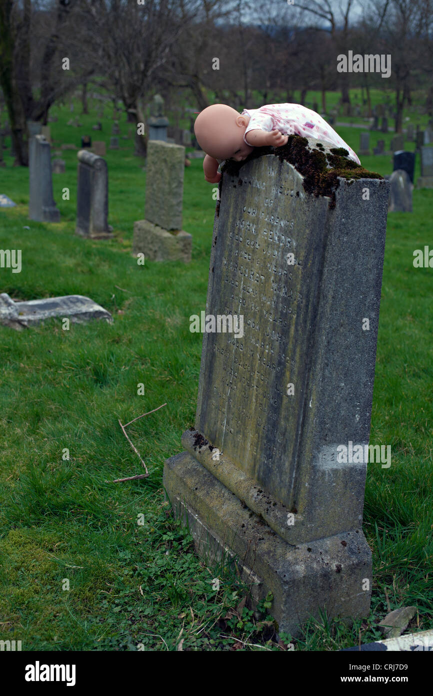 doll glasgow cemetery scotland Stock Photo - Alamy