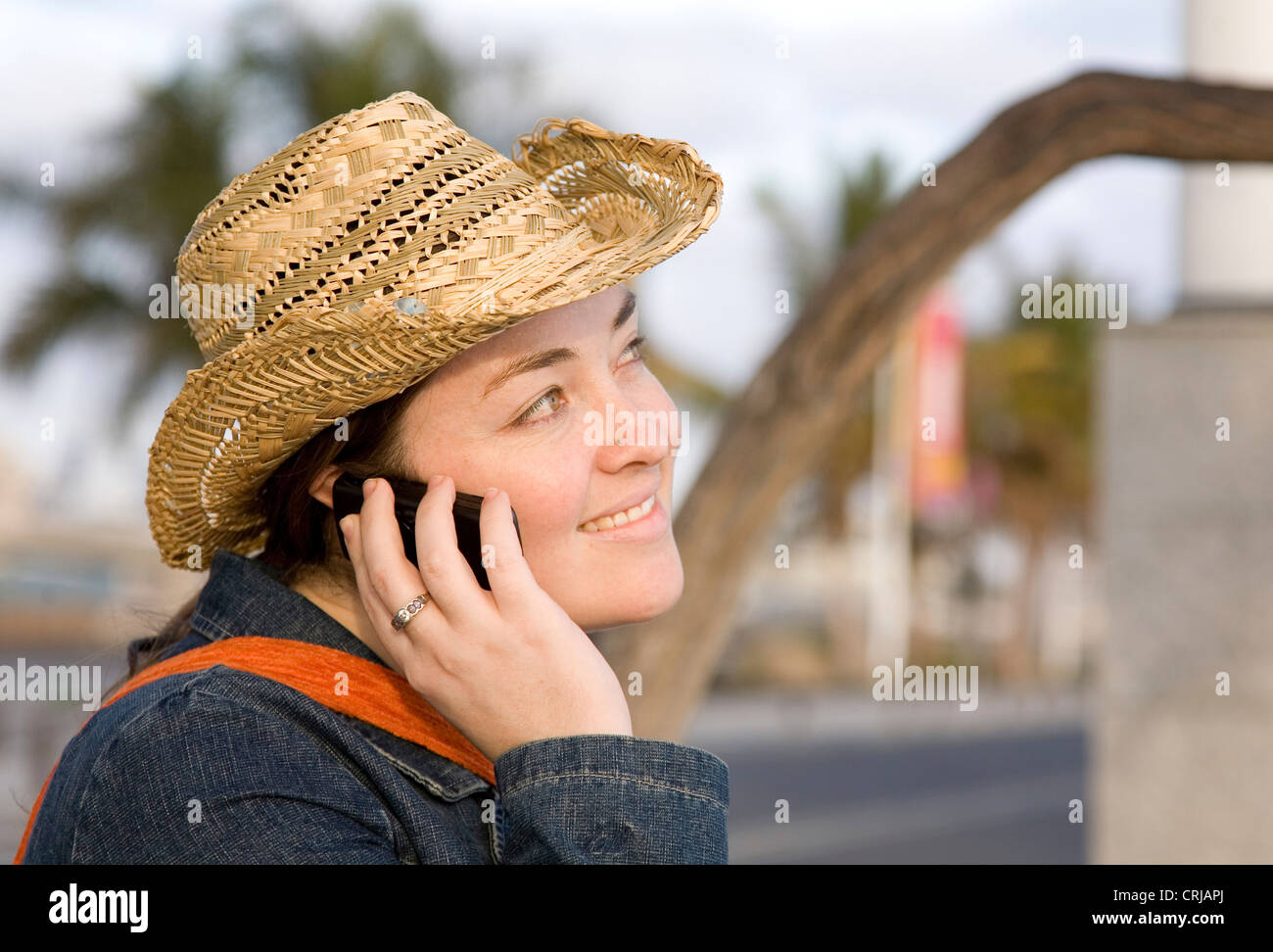 casual woman wearing a hat on the phone Stock Photo - Alamy